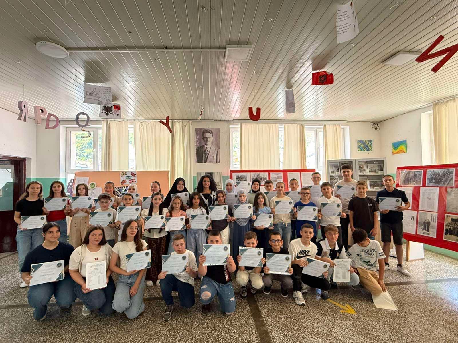 Лабуништа.мк - (Фото): Истакнати ученици од ООУ „Мурат Лабуништи ...